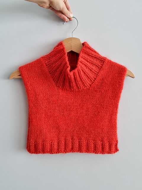 Ravelry: Poppy Neckwarmer pattern by Joanna Filip