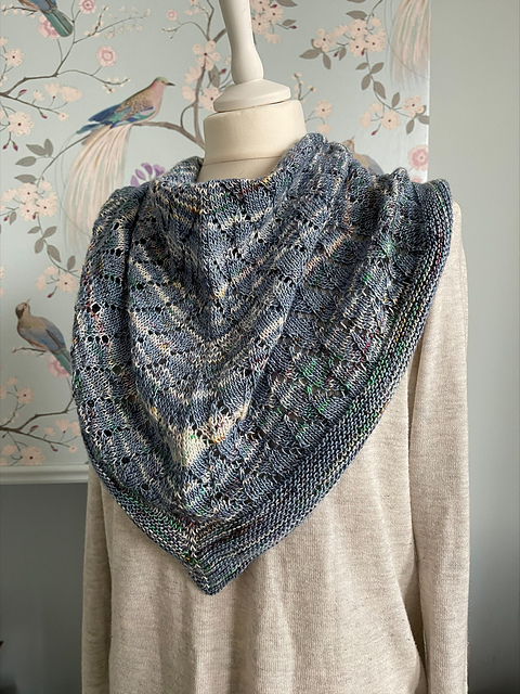 Ravelry: Crest Bandana Cowl pattern by Joanna Herriott