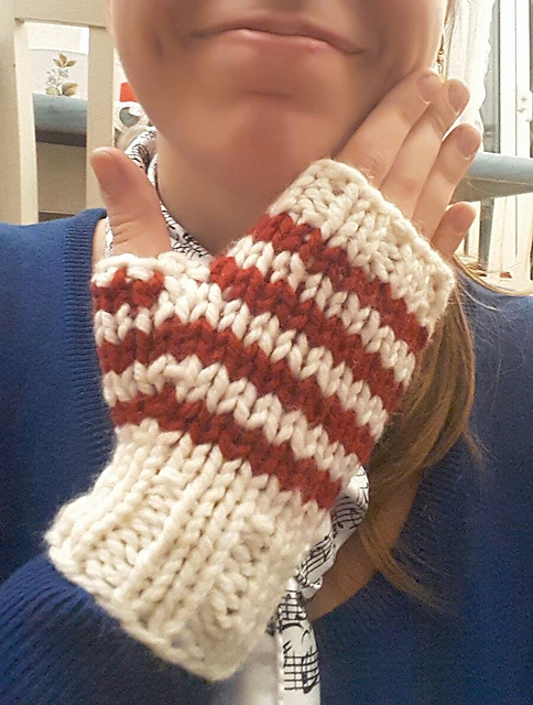 Ravelry: Ponsi's Christmas Fingerless pattern by Shalù