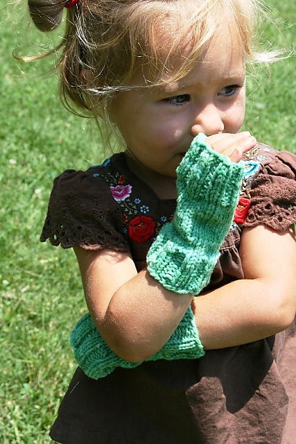 Ravelry: mini mitts pattern by jessi koontz
