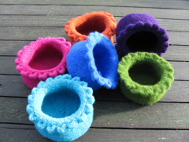 Ravelry: Fuchsia Felted Bowl pattern by Lucie Sinkler