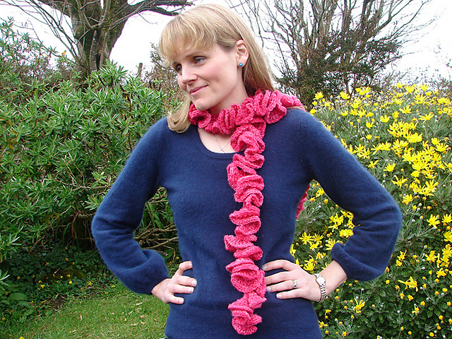 Ravelry: Curly Wurly Scarf pattern by Julia Hopson