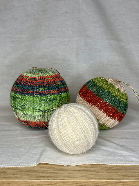 Ravelry: Cozy Christmas Baubles pattern by Counting Rows