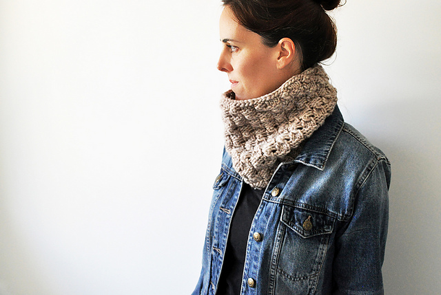 Ravelry: Pronto Cowl pattern by Kristen Finlay