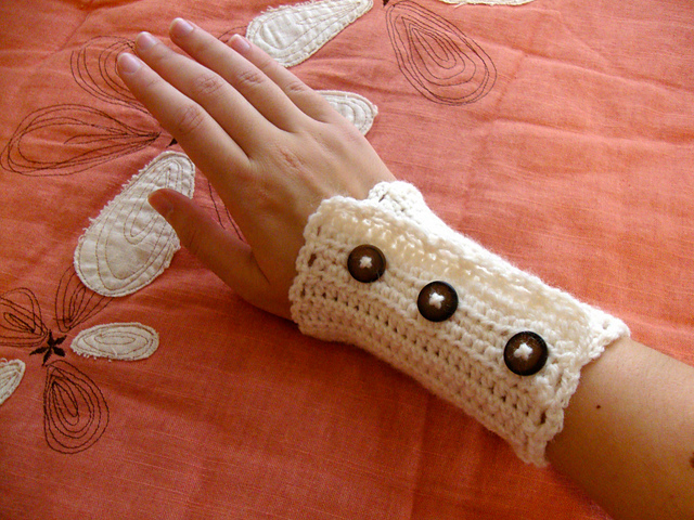 Ravelry: Lacy Wristers pattern by Kaity Harding