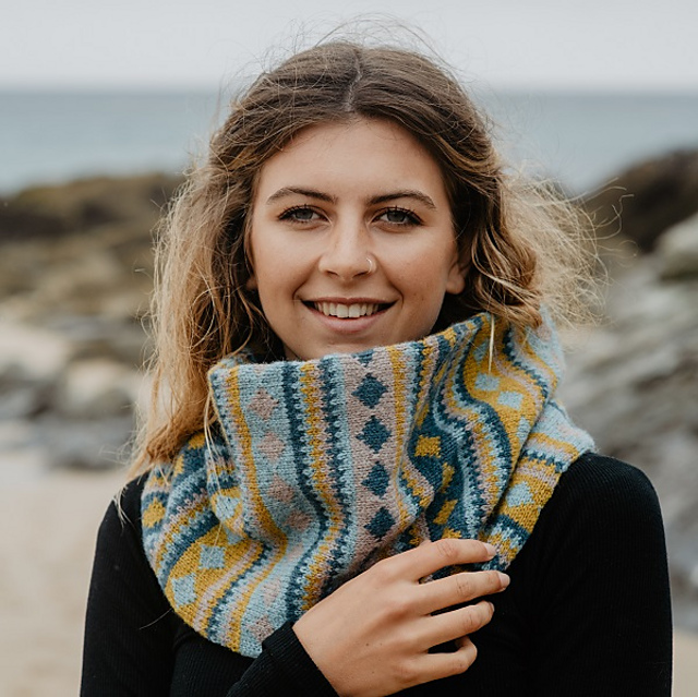Ravelry: Diamond Steps Cowl pattern by Emily Joy Rickard