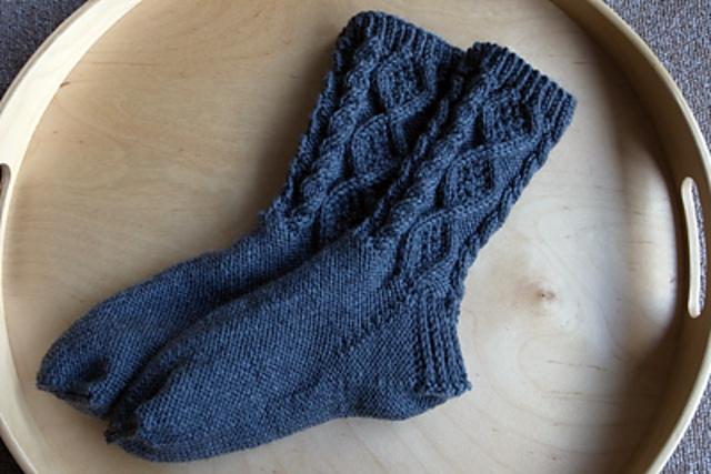 Ravelry: p.37 Aran socks pattern by Mariko Mikuni (三國 万里子）