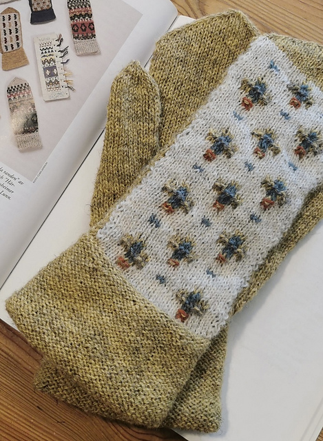 Ravelry: Korset Mittens pattern by Emma Jacobsson