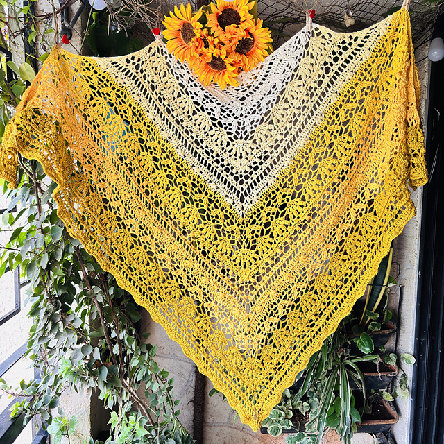 Ravelry: Golden petals shawl pattern by Katarina Dsouza
