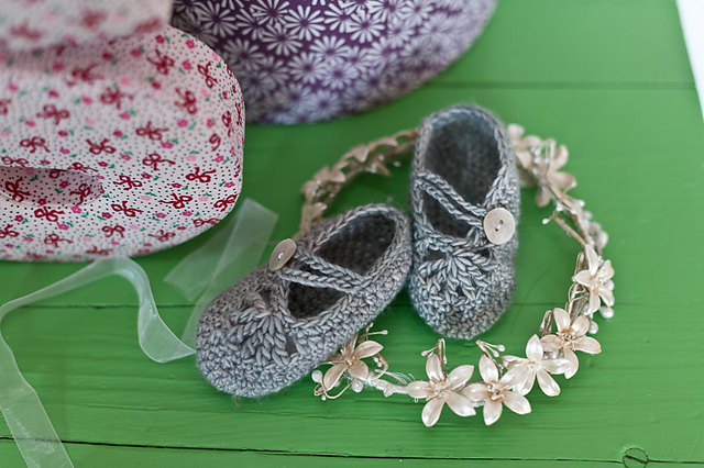 Ravelry: Glass Slippers pattern by Kat Goldin