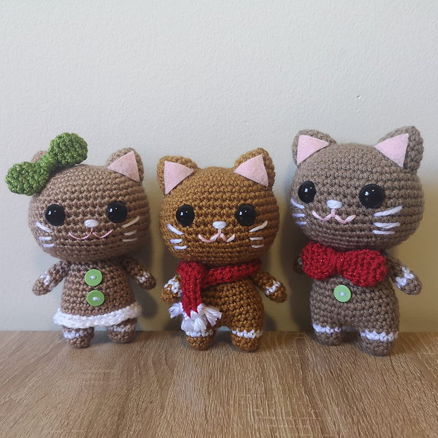 Ravelry: Gingerbread cats pattern by Kayla Shea.
