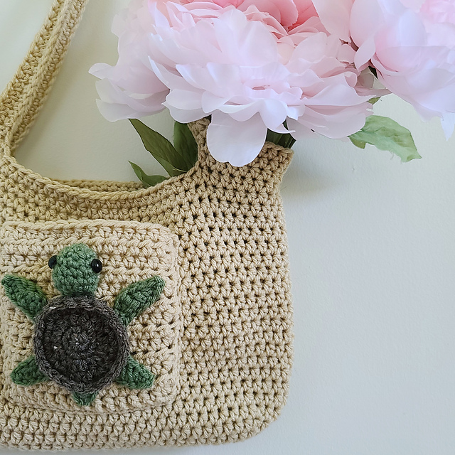Ravelry: Sea Turtle Tote pattern by Kayla Shea.