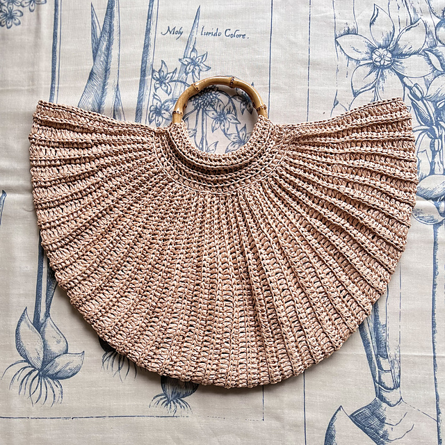 Ravelry: 10 Half Moon Bag pattern by Mayuko Hashimoto （橋本 真由子）