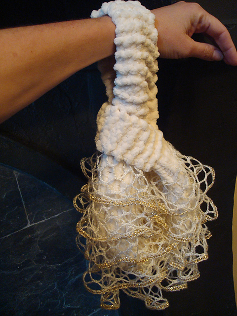 Ravelry: Ruffled Knot Bag pattern by Karen Catlin