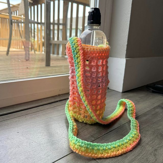Ravelry: Large Water Bottle Holder pattern by Allison Murray