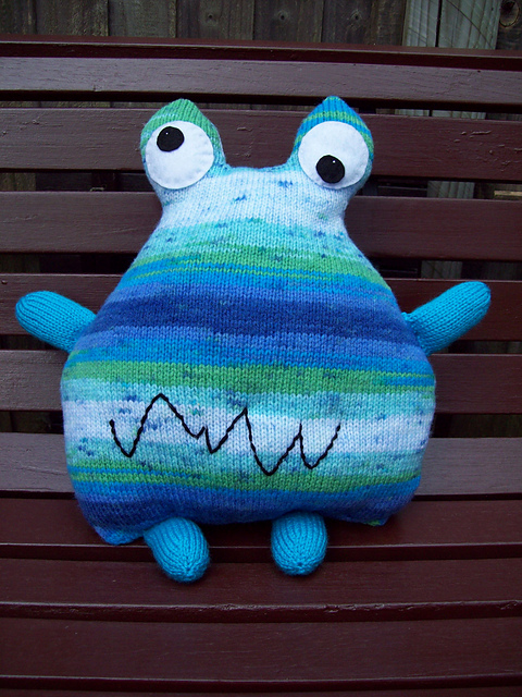 Ravelry: Alien Cushion pattern by Patons UK