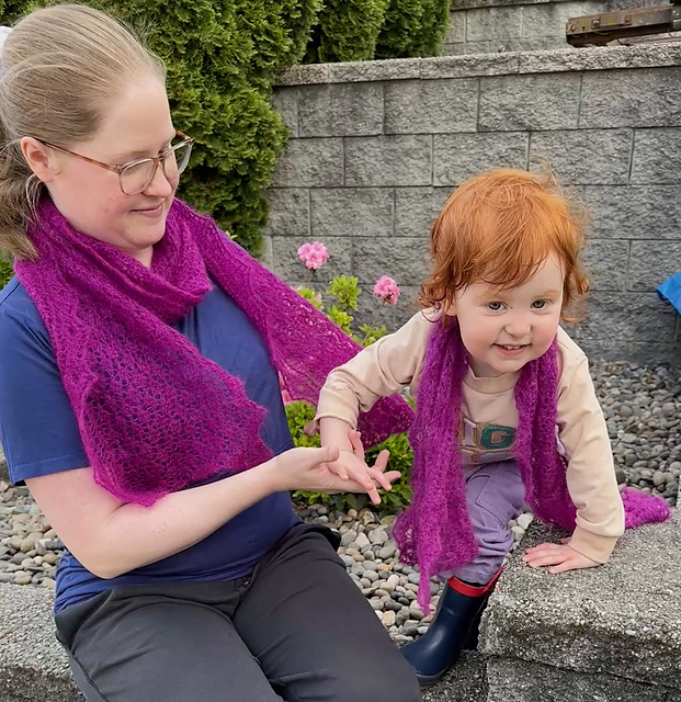 Ravelry: Quick, A Distraction! pattern by Helen Cosgrove-Davies