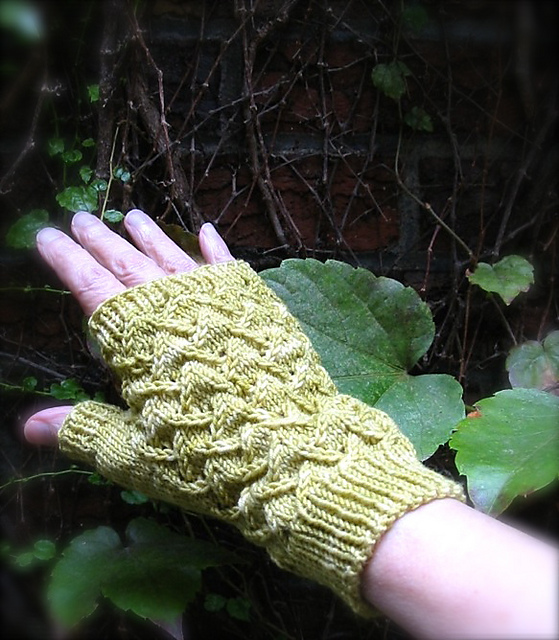 Ravelry: Whipsaw Mitts pattern by Erika Flory