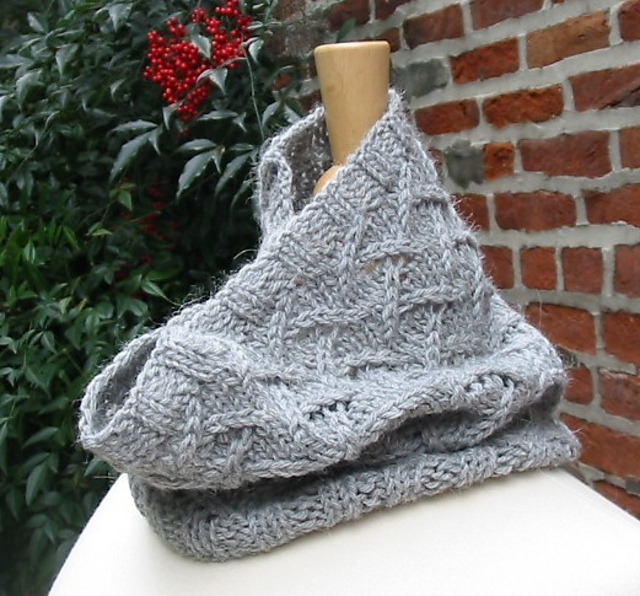 Ravelry: Whipsaw Cowl pattern by Erika Flory