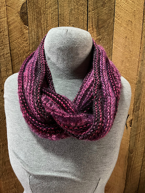 Ravelry: Sweetheart Cowl pattern by Kimberly Perkins