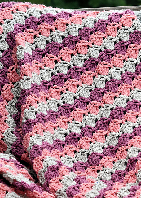 Ravelry: Striped Fans Throw pattern by Kim Guzman