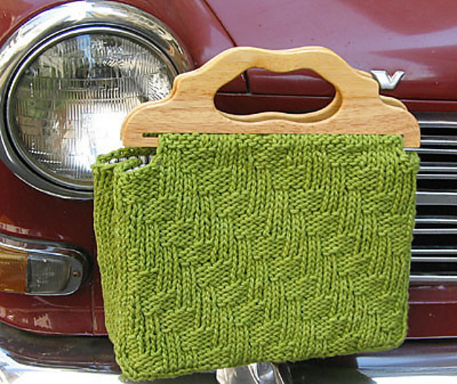 Ravelry: Scrimshaw Satchel pattern by Kira Dulaney
