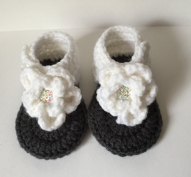 Ravelry: 0-3 Month Flower Sandals pattern by Katerina Cohee