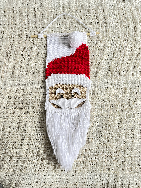 Ravelry: Santa Wall Hanging pattern by kiwicrochets