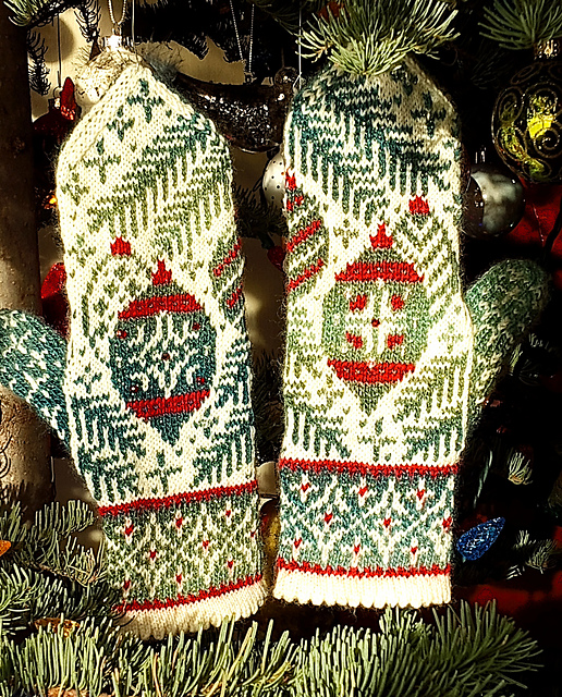Ravelry: Merry Christmas Tree Mittens pattern by Elena Maltseva