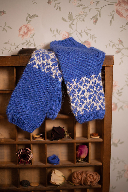 Ravelry: Vårbukett - half mittens pattern by Agnes Brandels
