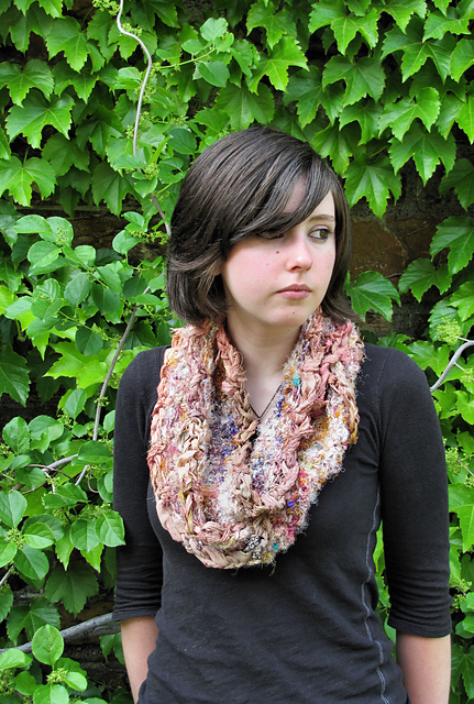 Ravelry: Desiree Cowl pattern by Tian Connaughton