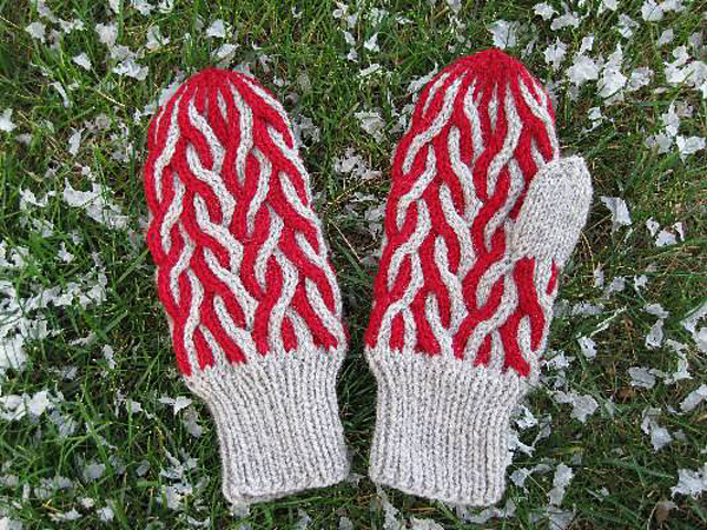 Ravelry: Corkscrew Mittens pattern by Michelle Hunter