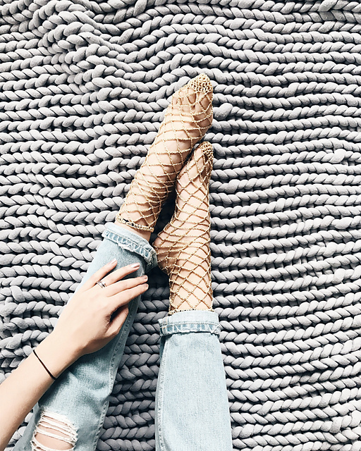 Ravelry: Gold Fishnet Socks pattern by KNITSAFARI