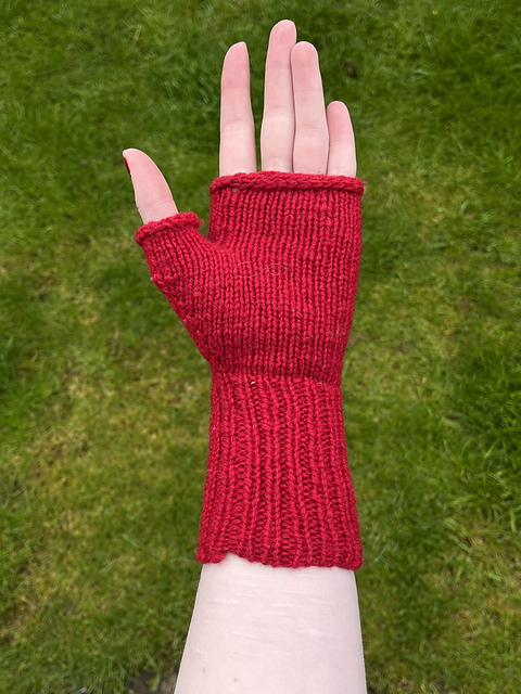 Ravelry: sweater scrap mitts pattern by Jessica Mathieson