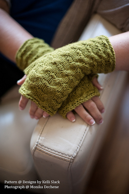 Ravelry: Blackout Mitts pattern by Kelli Slack