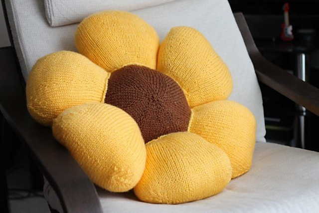 Ravelry: Sunny Day Flower Cushion pattern by Jane Burns