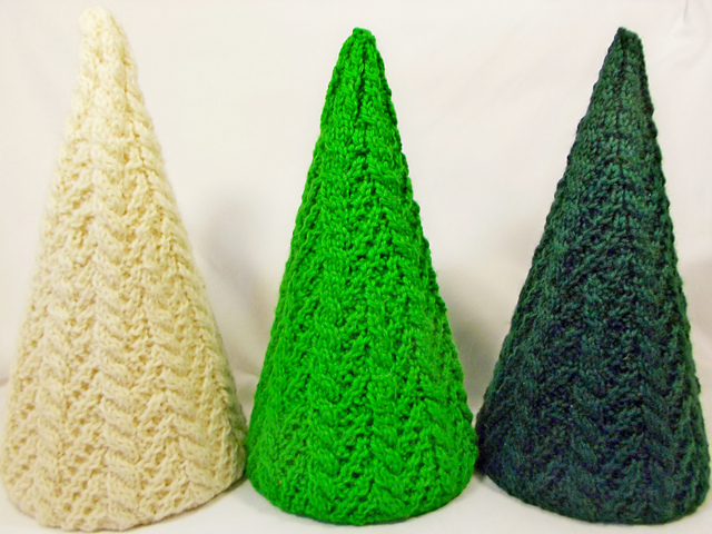 Ravelry: Cabled Christmas tree pattern by Suz KnittyKits
