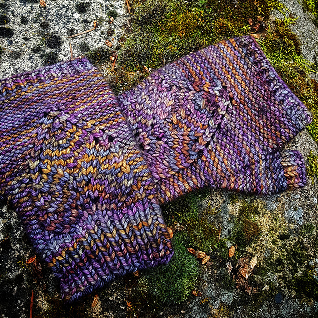 Ravelry: Bris Mitts pattern by Erika Stevenson