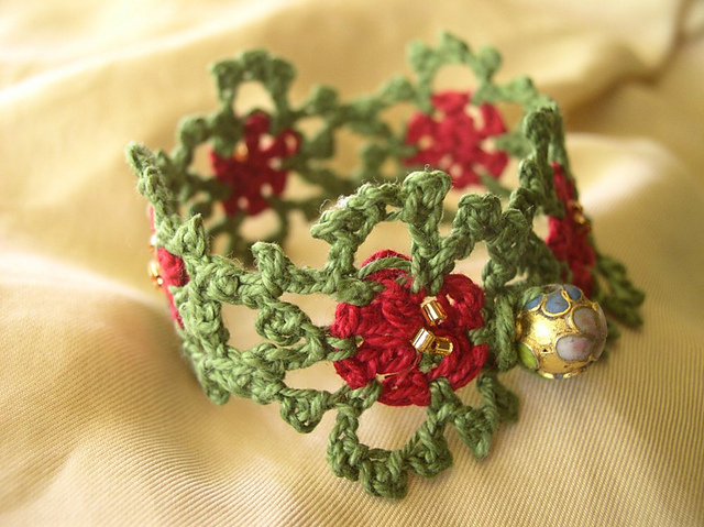 Ravelry: Christmas Motifs Bracelet pattern by Fatima