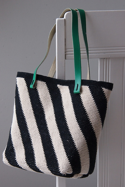 Ravelry: Vinoraitalaukku pattern by Molla Mills