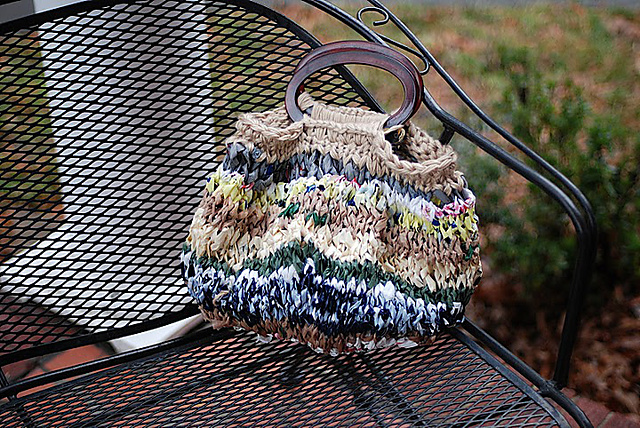 Ravelry: Plastique Plarn Purse pattern by Katie Rose Pryal