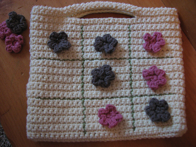 Ravelry: Tic-Tac-Tote pattern by Robin Dykema