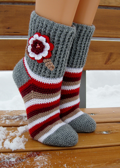 Ravelry: Socks with Flower pattern by Nicole Galan