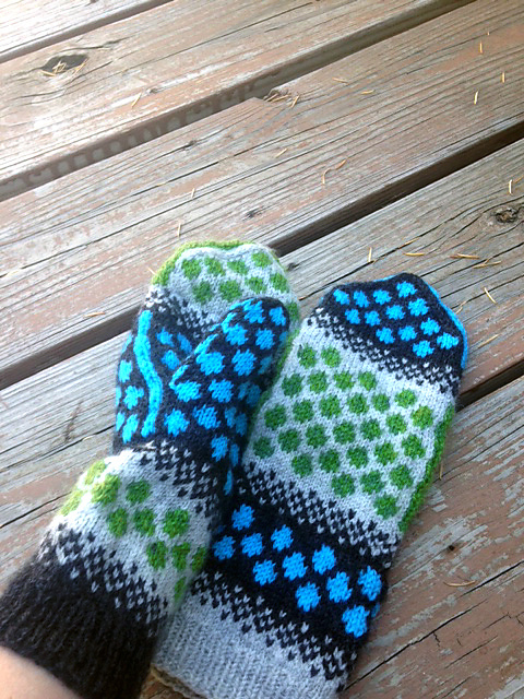 Ravelry: Popping Dots Mittens pattern by Natalia Moreva