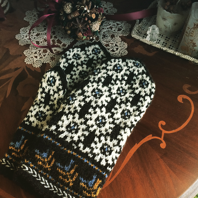 Ravelry: Snow Flower Mittens pattern by Ieva Ozolina