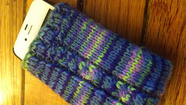 Ravelry: Phone Cosies pattern by Victoria Magnus