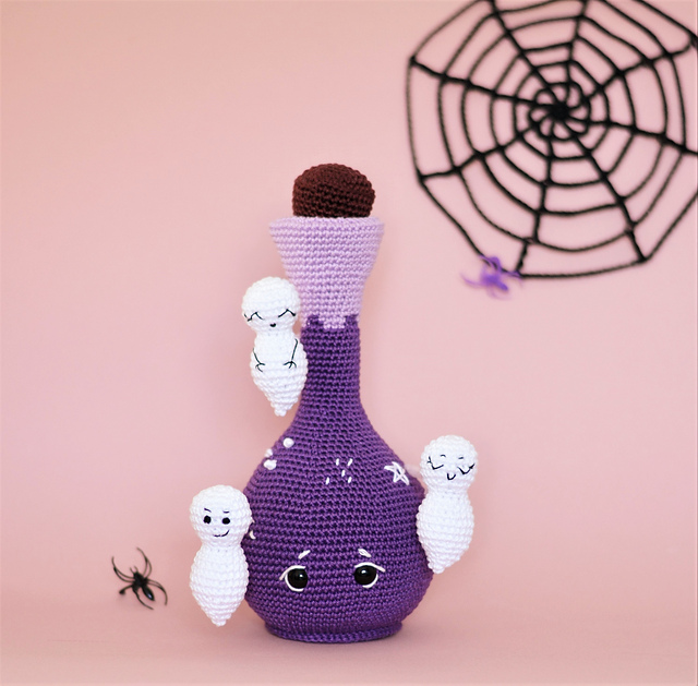 Ravelry: Magic potion and flying ghosts pattern by Natalia Manfré