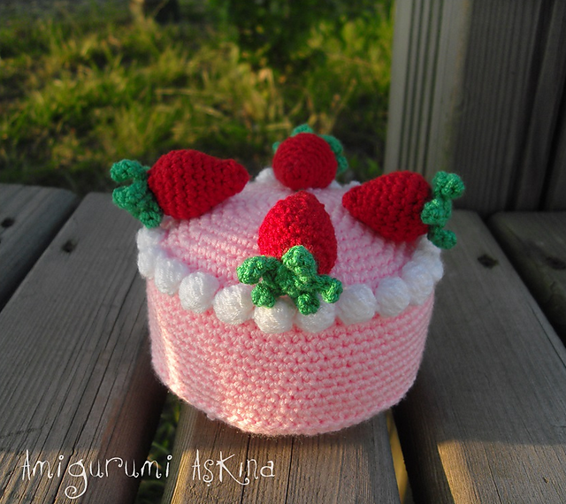 Ravelry: Amigurumi Strawberry Cake pattern by Tiny Mini Design