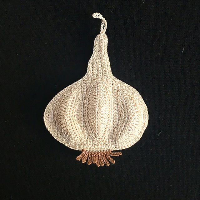Ravelry: Garlic Bulb Applique/Ornament pattern by Regina Rioux