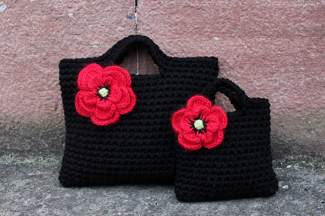 Ravelry: Mommy and I matching poppy purses pattern by Laurimuks patterns
